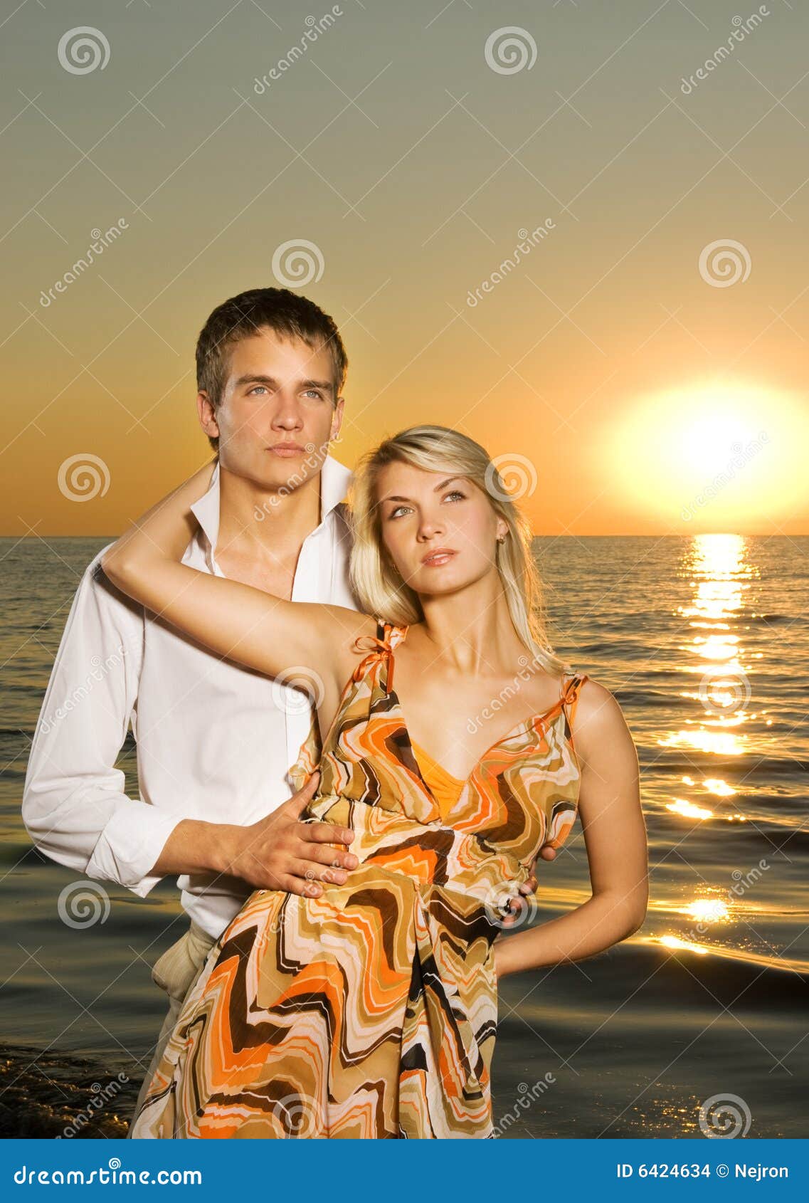 Jeunes Couples Dans Lamour Image Image 6424634