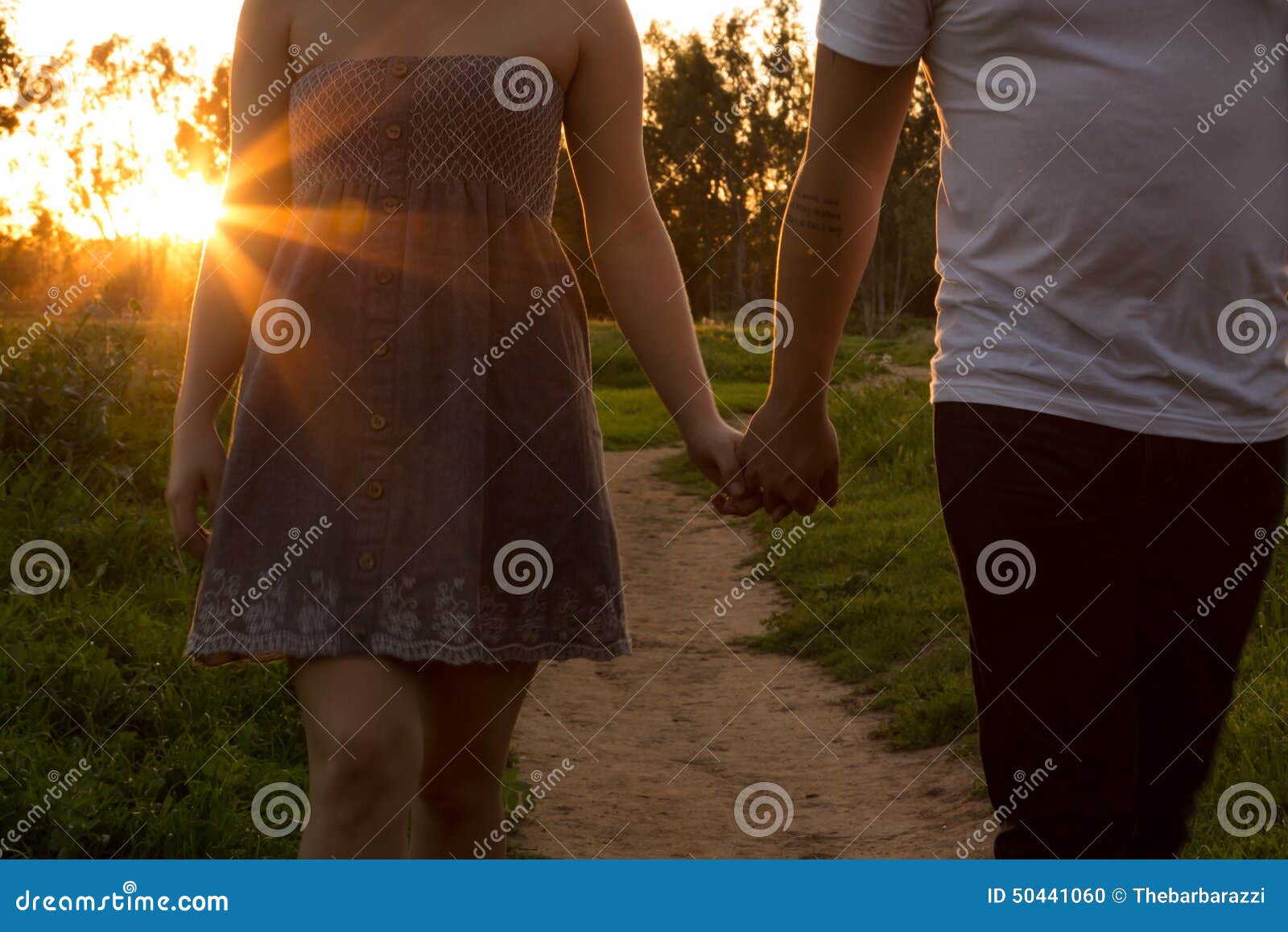 Jeunes Couples Dans Lamour Dans Un Domaine Avec Le Soleil Par Des