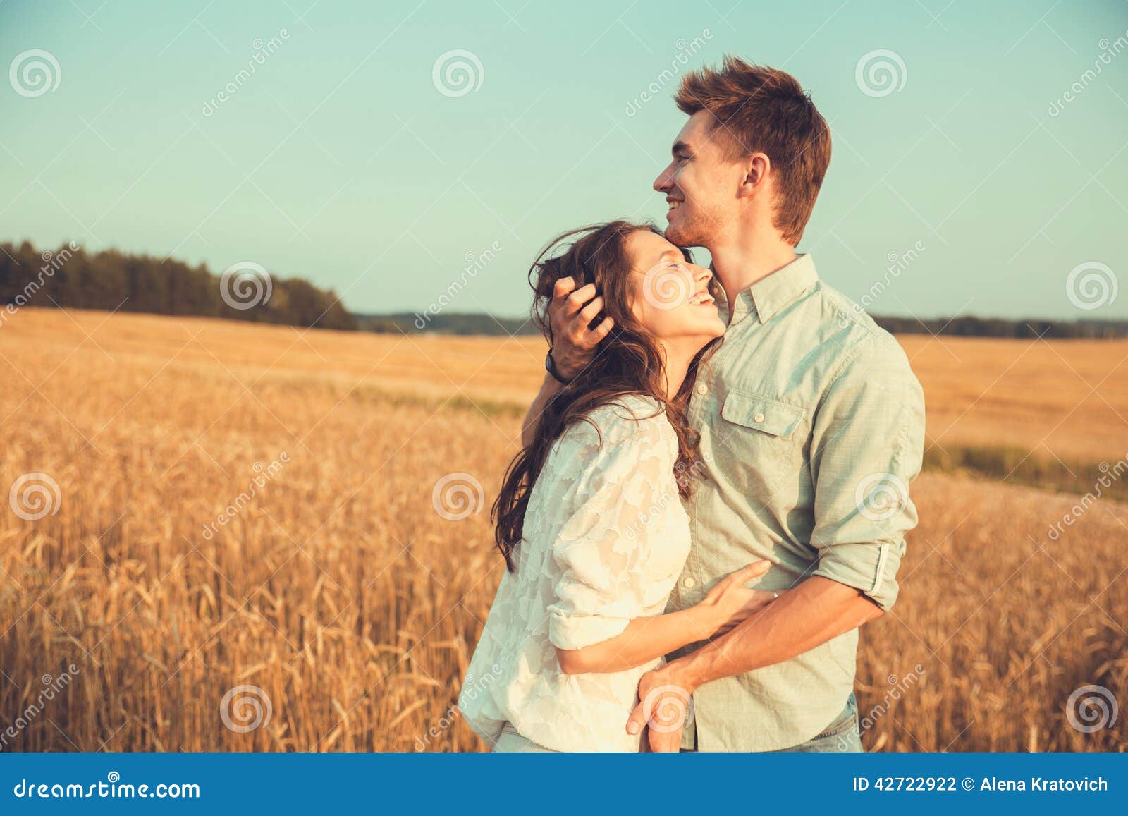 Jeunes Couples Dans Lamour Extérieur Accouplez étreindre Jeunes Beaux