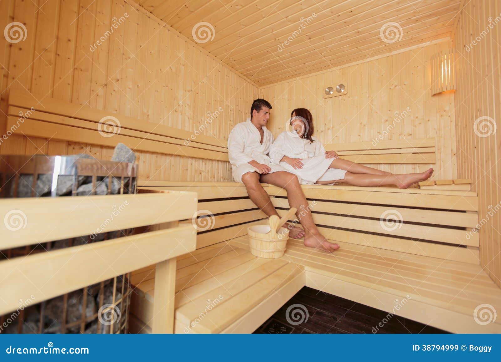 Jeunes Couples Dans Le Sauna Image Stock Image Du Soin Sauna 38794999