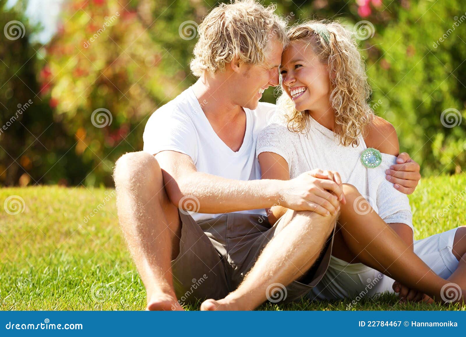 Jeunes couples heureux image stock. Image du filles, apprécier - 22784467
