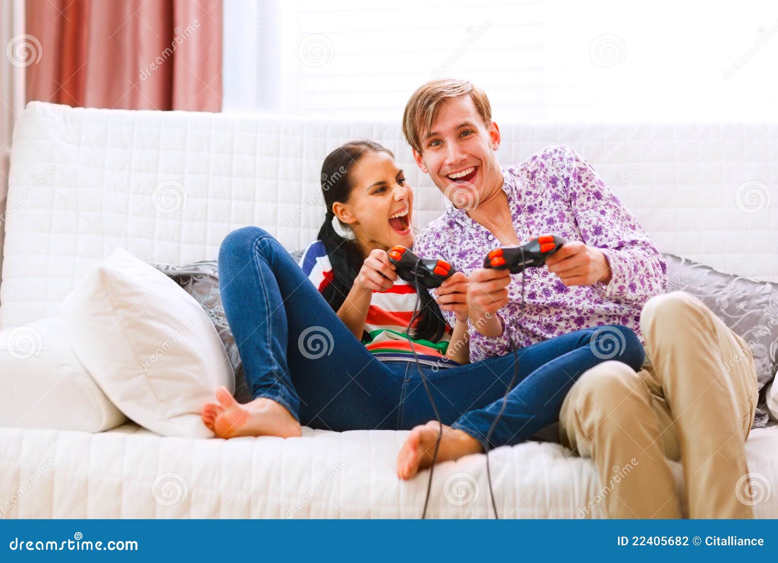 Jeunes Couples Heureux Jouant La Console Photo stock - Image du type ...