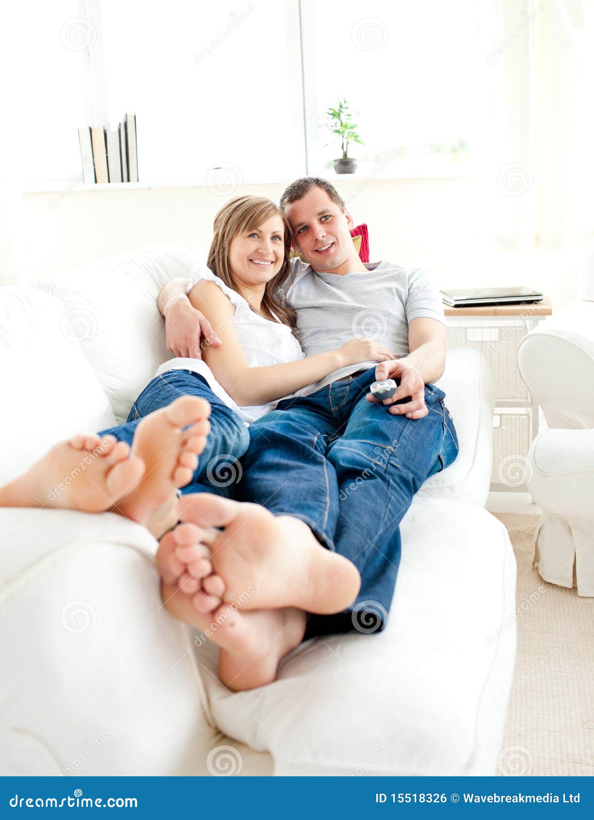 Jeunes Couples Heureux Se Trouvant Ensemble Sur Le Divan Photo stock ...