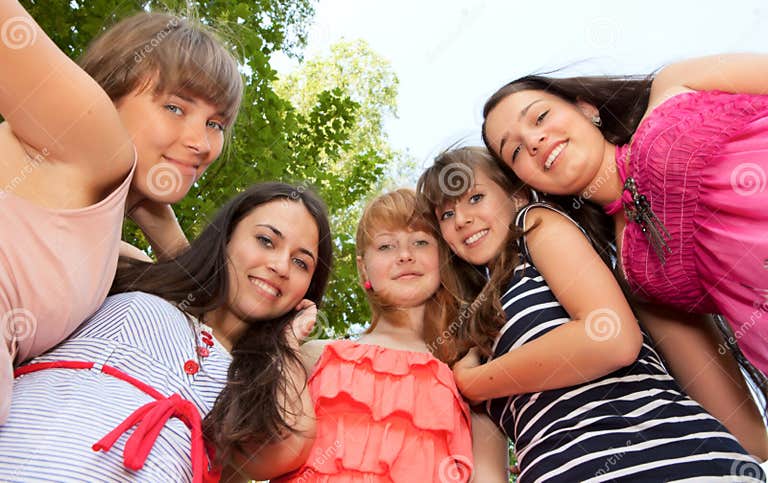 Jeunes Et Attirantes Amies Heureuses Image Stock Image Du Attrayant