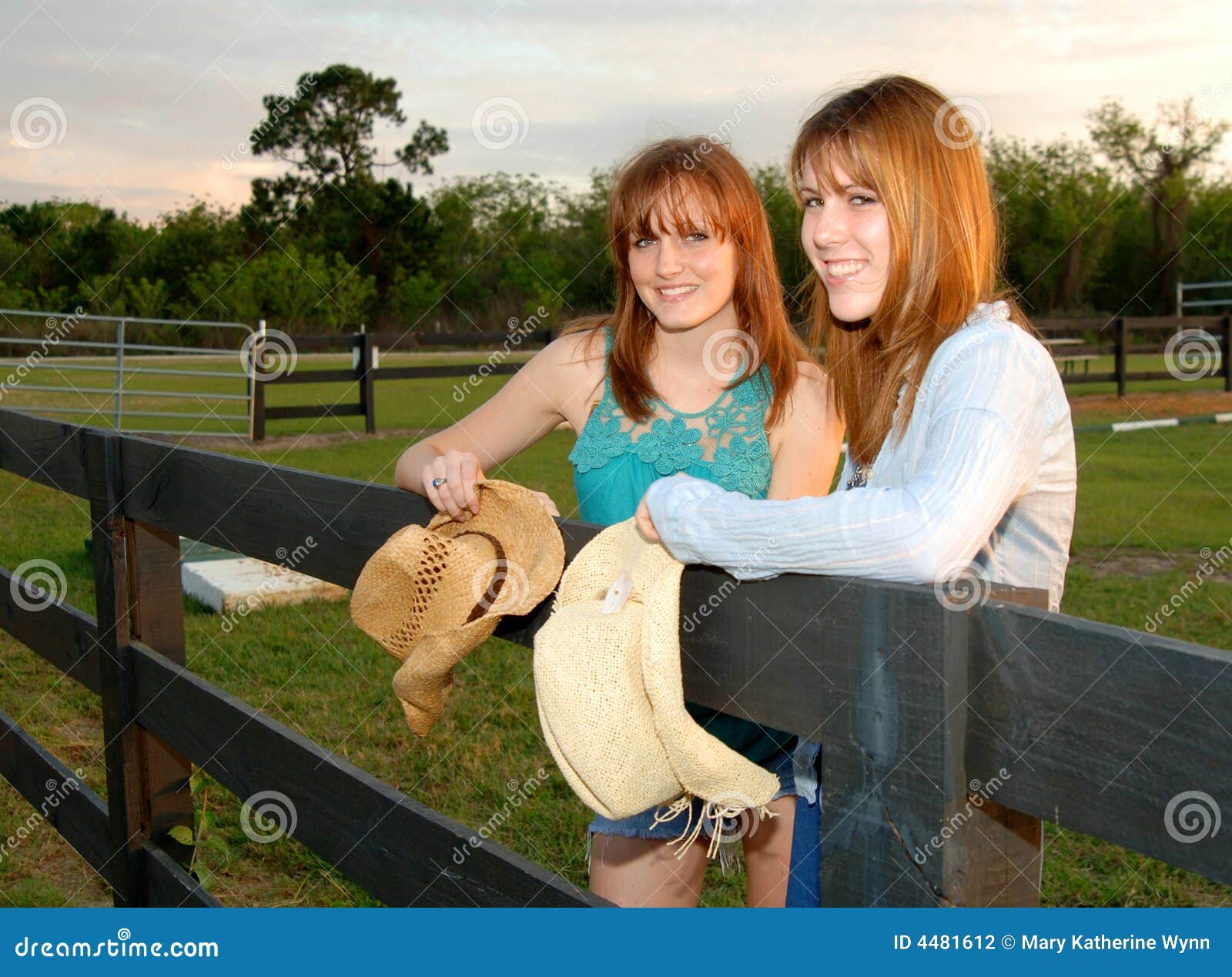 Jeunes femmes au ranch photo stock. Image du normal, chapeaux - 4481612