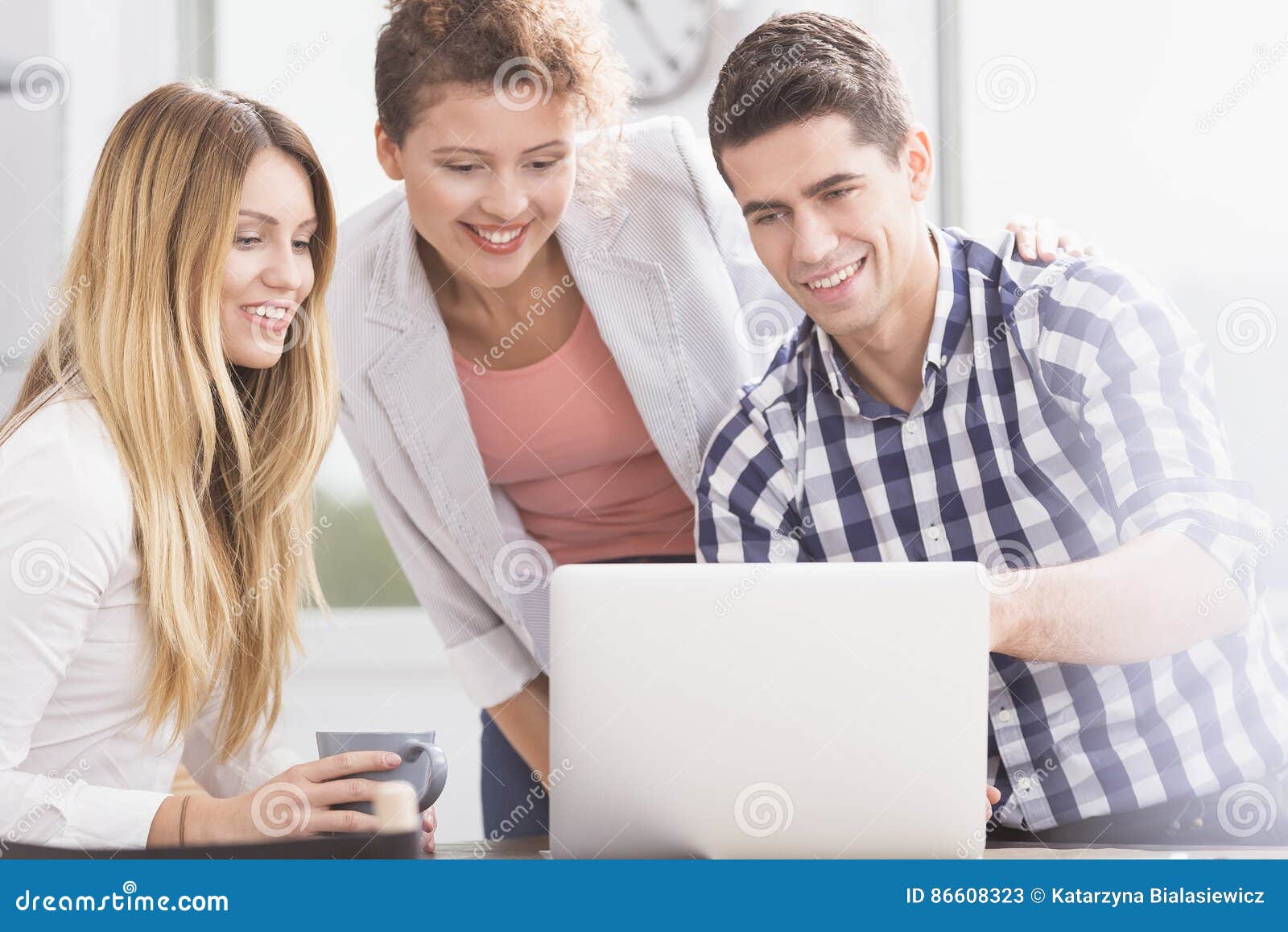 Jeunes Hommes D'affaires Dans Le Bureau Image stock - Image du projet ...