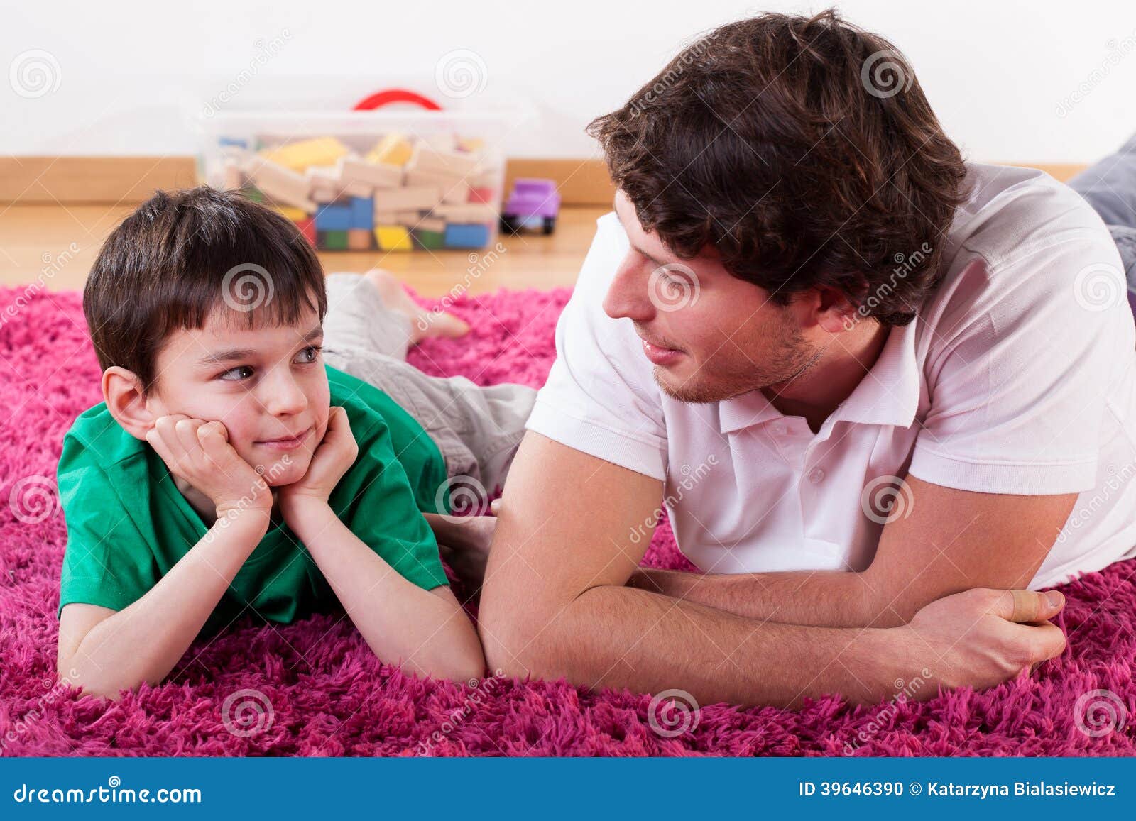 Jeunes papa et fils photo stock. Image of rose, brouillé - 39646390