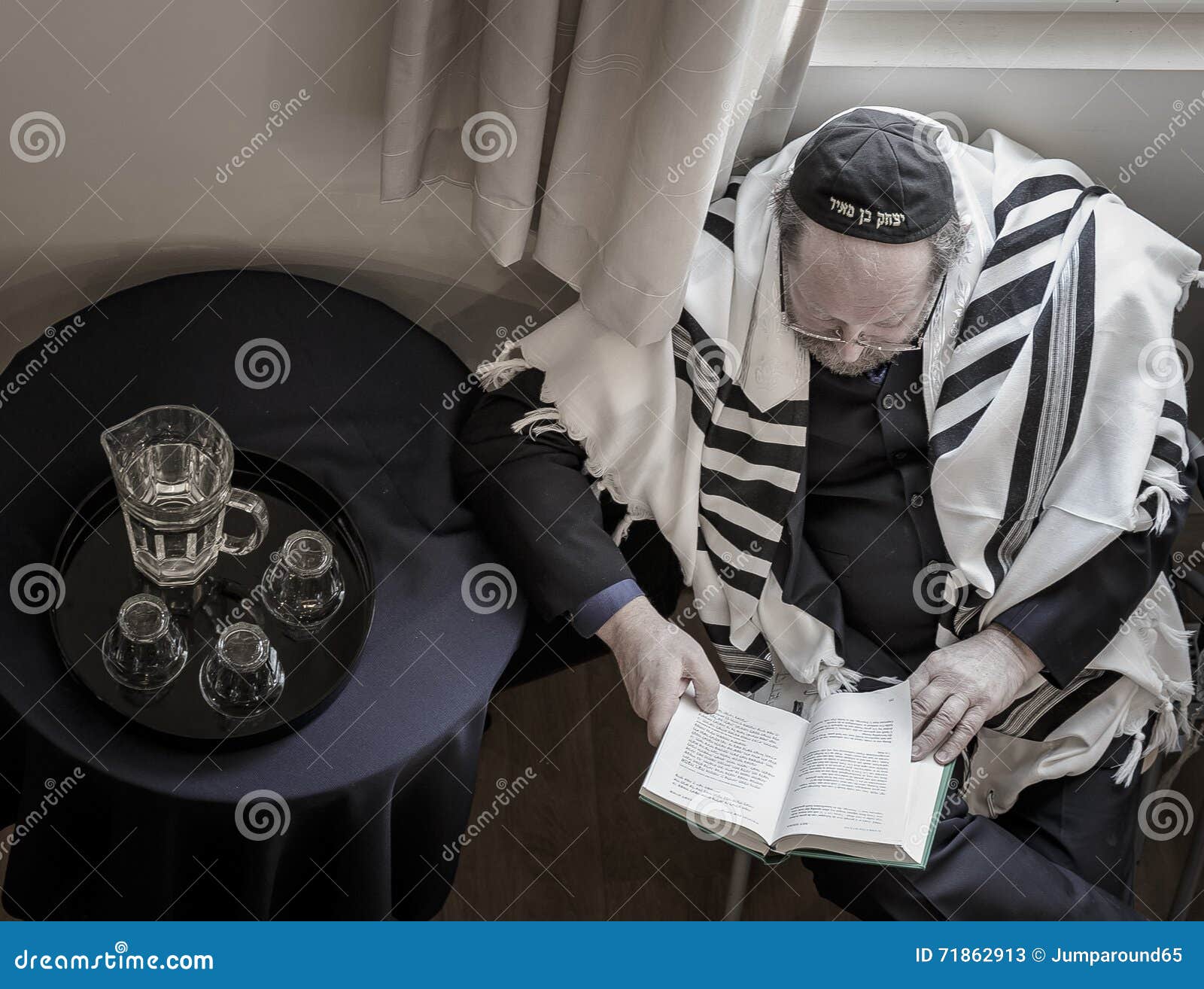 Jewish man praying editorial stock photo. Image of hasidism - 71862913 Jewish man praying editorial stock photo. Image of hasidism - 71862913