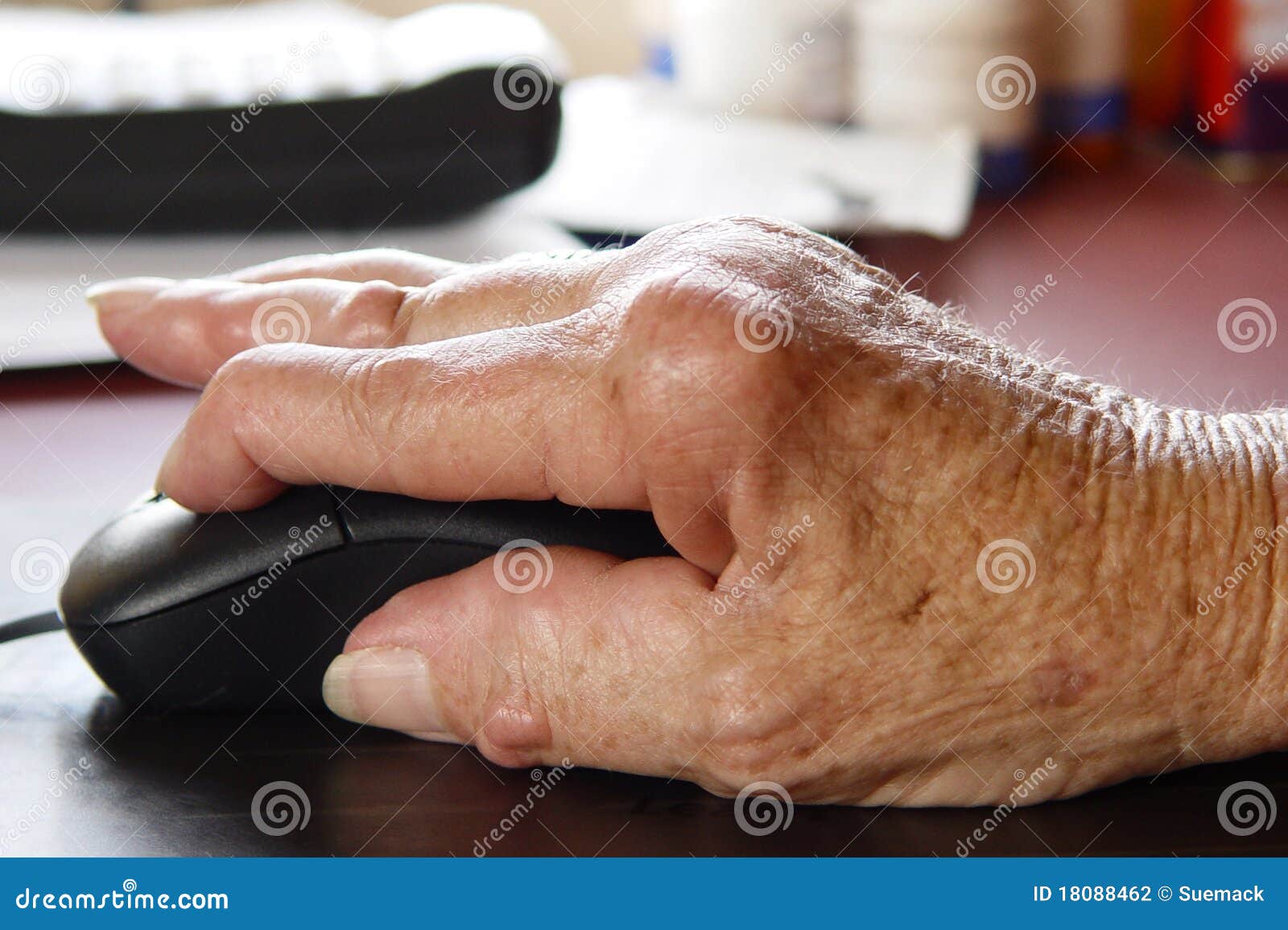 Jichtige Hand Die Een Muis Met Behulp Van Stock Foto - Image of muis ...