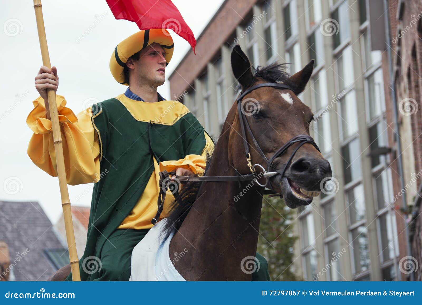Jinete En Ropa Medieval En Un Caballo De Risa Fotografía editorial ...