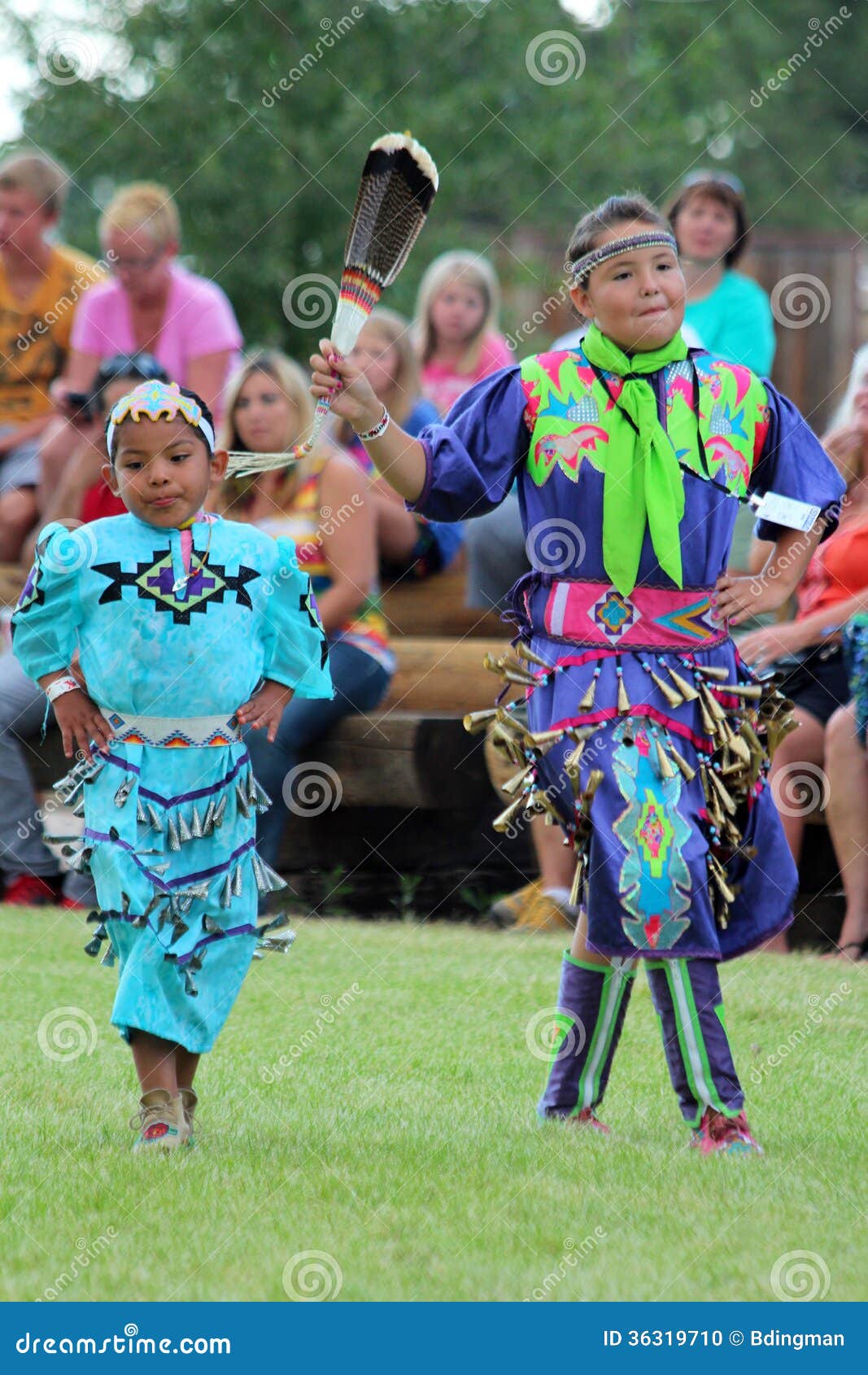 Jingle Dance - Powwow 2013 imagen editorial. Imagen de danza - 36319710