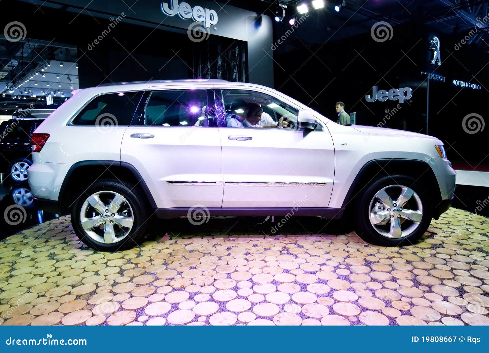 Jipe Cinzento Do Carro Cherokee Fotografia Editorial - Imagem de roda ...