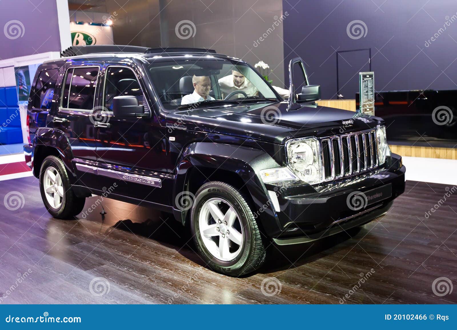 Jipe Preto Do Carro Cherokee Foto Editorial - Imagem de lâmpada, roda ...