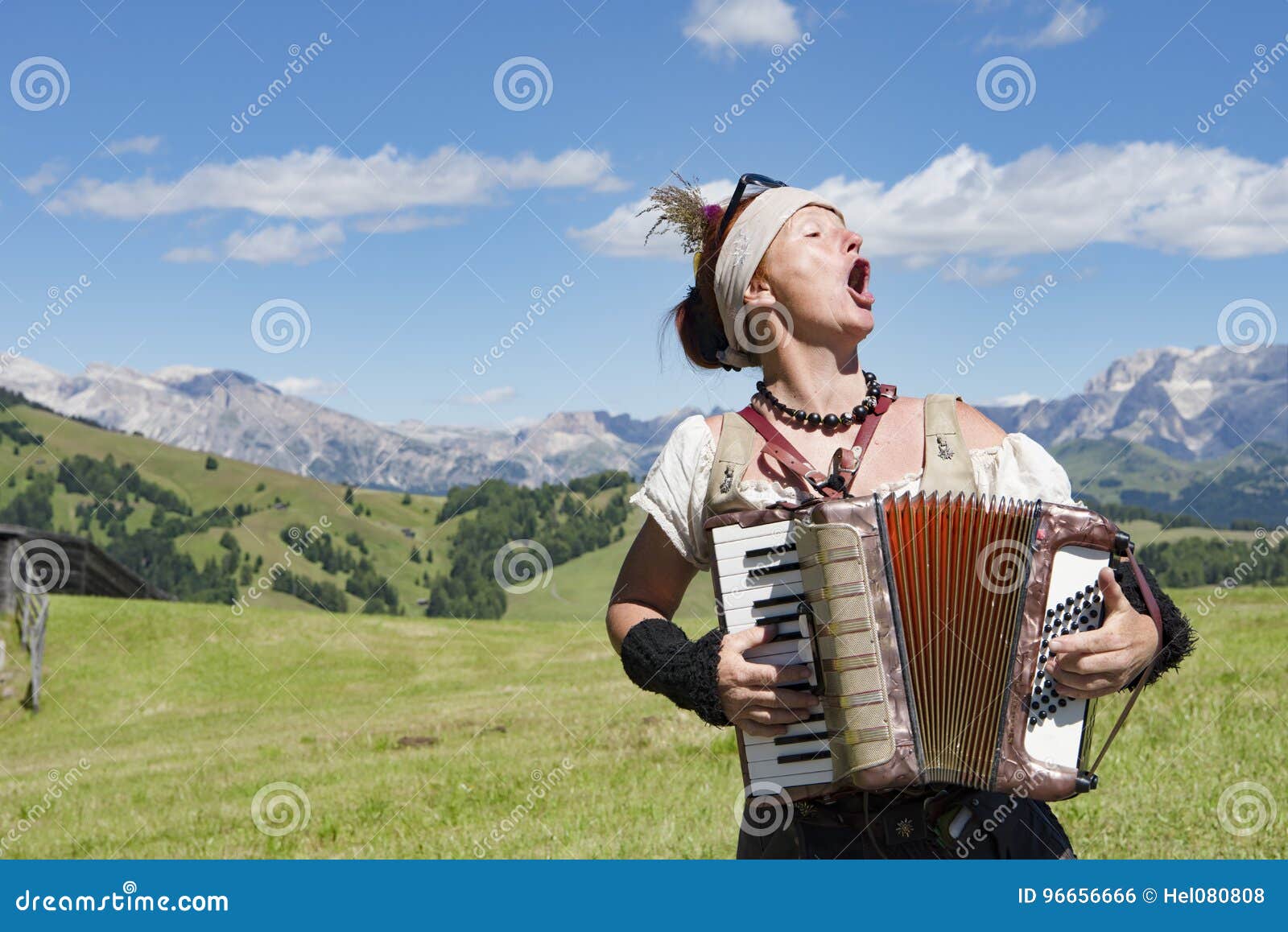 Jodeln in den Alpen redaktionelles foto. Bild von singen - 96656666
