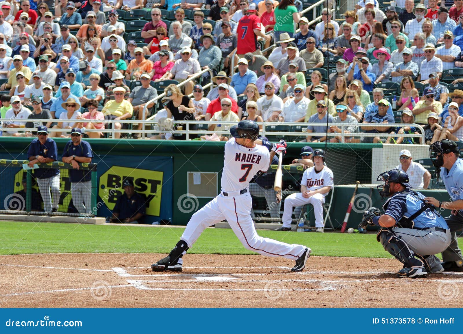 Joe Mauer Swings Away photo stock éditorial. Image du principal - 51373578