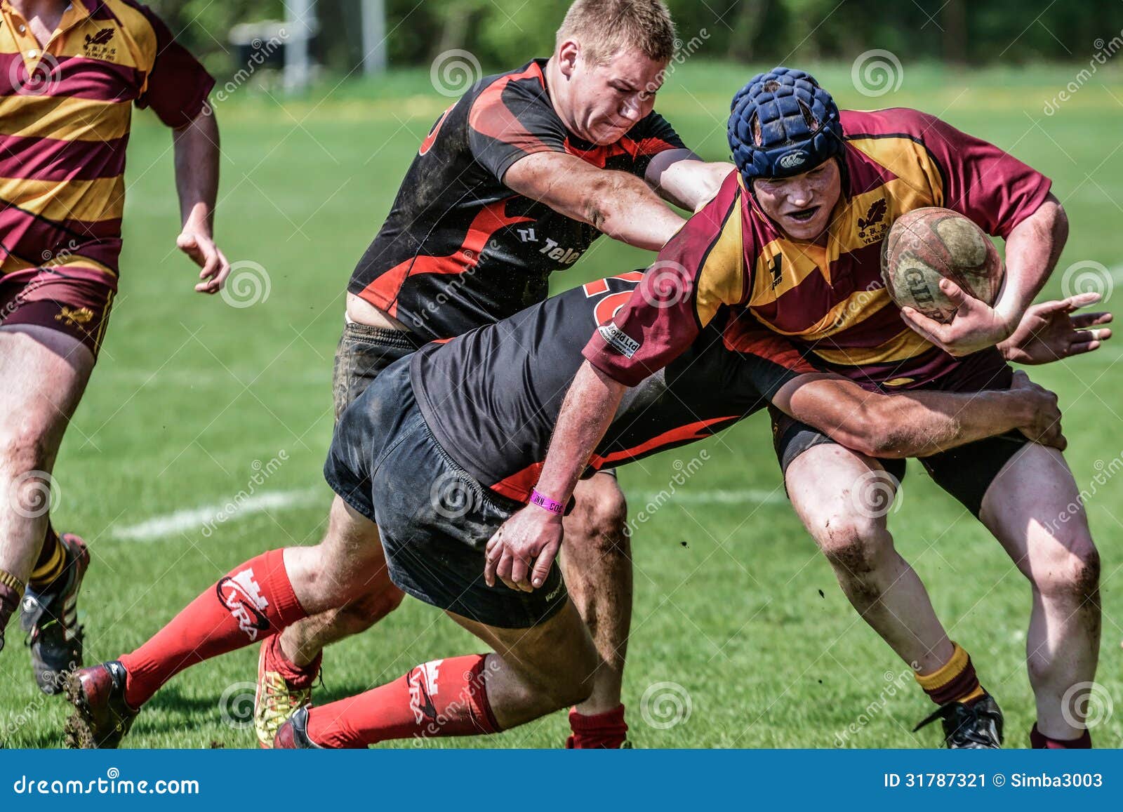 Jogadores do jogo de rugby foto editorial. Imagem de luta - 31787321