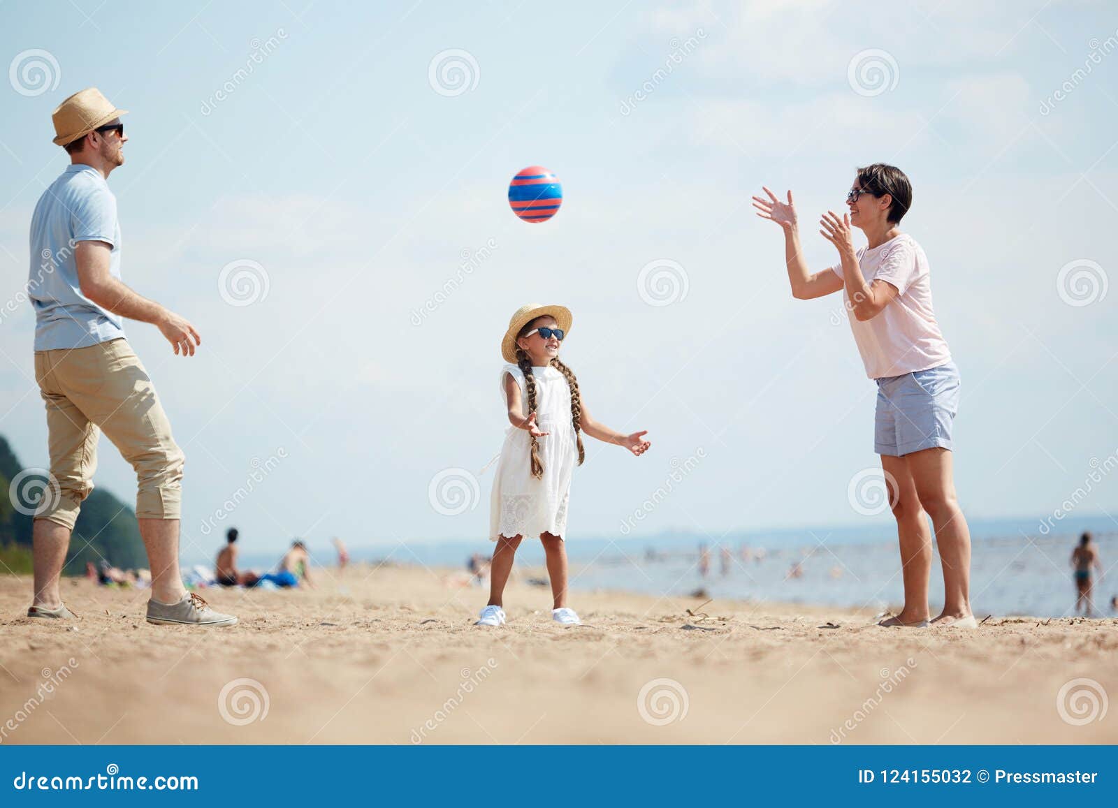Jogando a bola na praia foto de stock. Imagem de jogo - 124155032