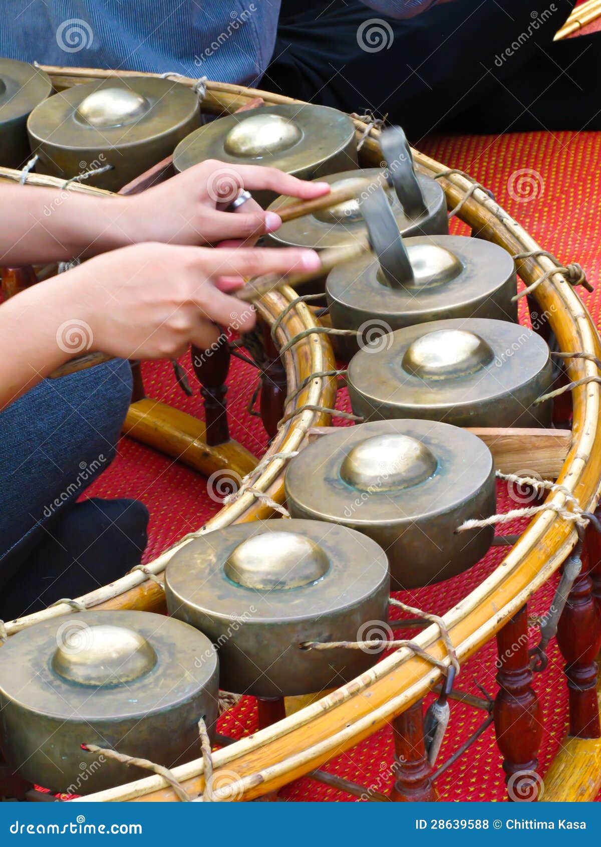 Jogando o gongo foto de stock. Imagem de metal, bronze - 28639588