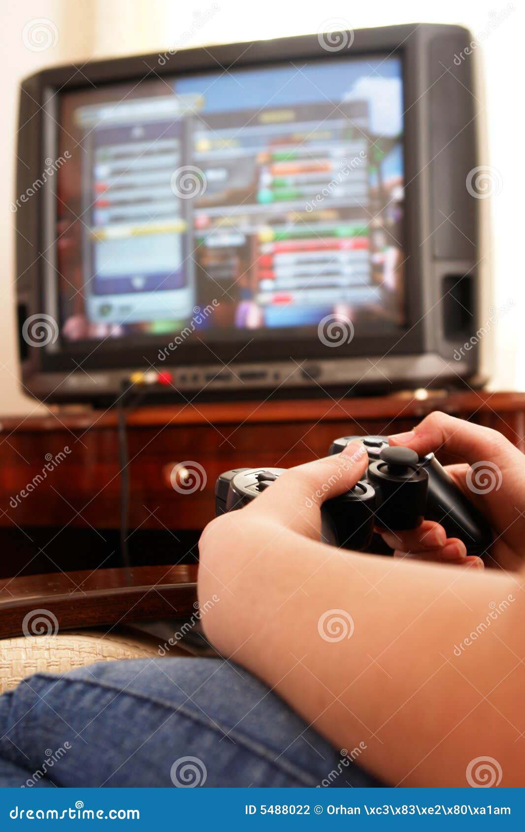 Jogando O Jogo Video Do Console Foto de Stock - Imagem de desafio ...