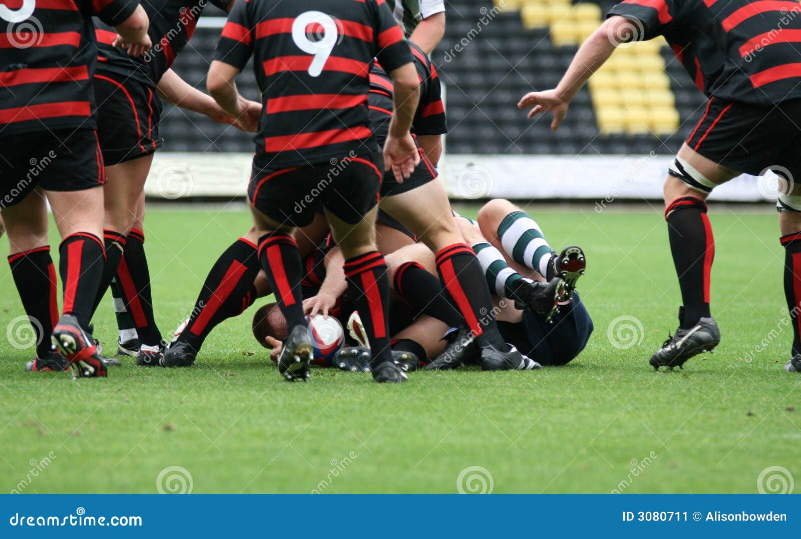 Jogando o rugby imagem de stock. Imagem de lazer, rubi - 3080711