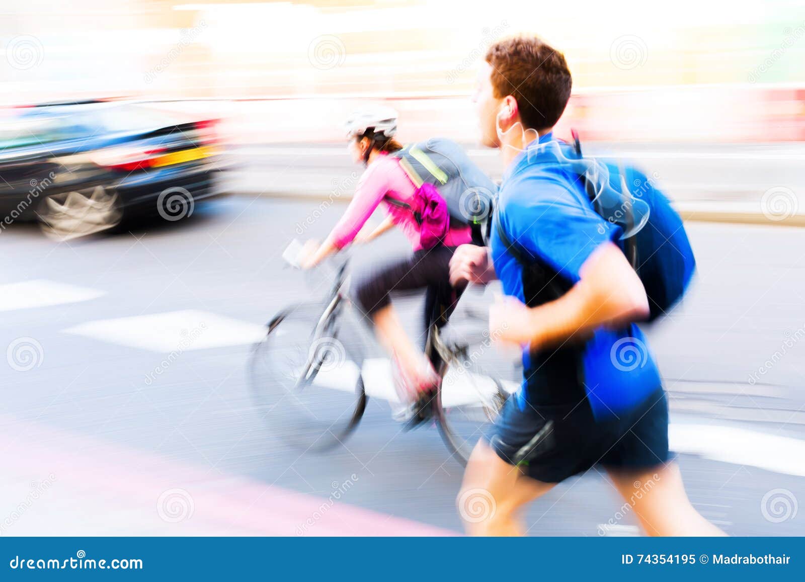 Jogger Och Cyklist I Stadstrafik Redaktionell Foto - Bild av oskarpa ...