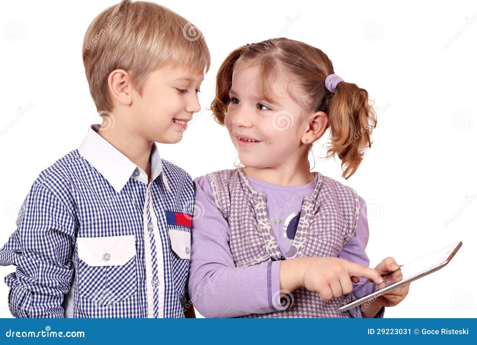 Jogo Da Menina E Do Menino Com Pc Da Tabuleta Imagem De Stock Imagem