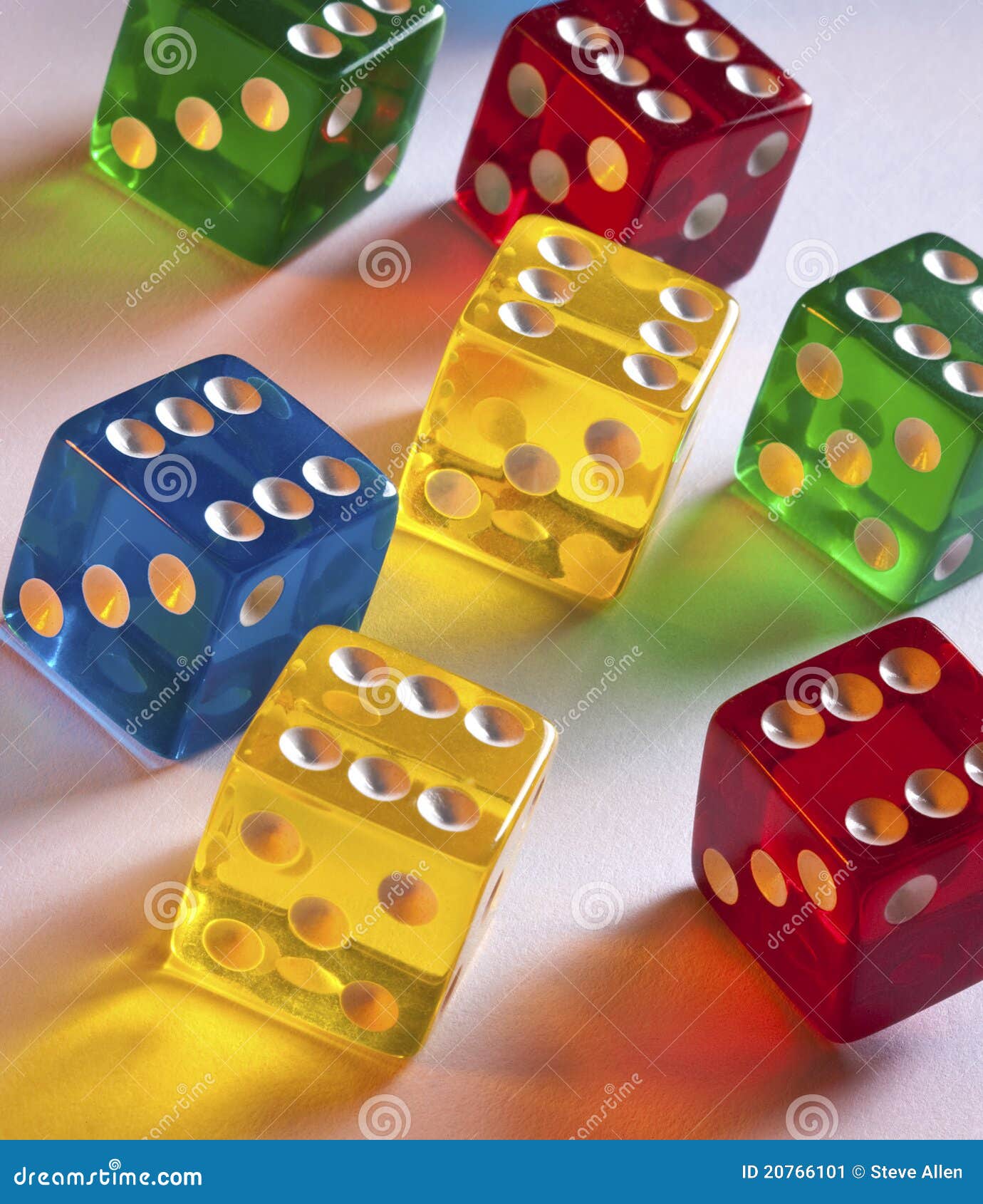 Jogo - dados coloridos imagem de stock. Imagem de colorido - 20766101