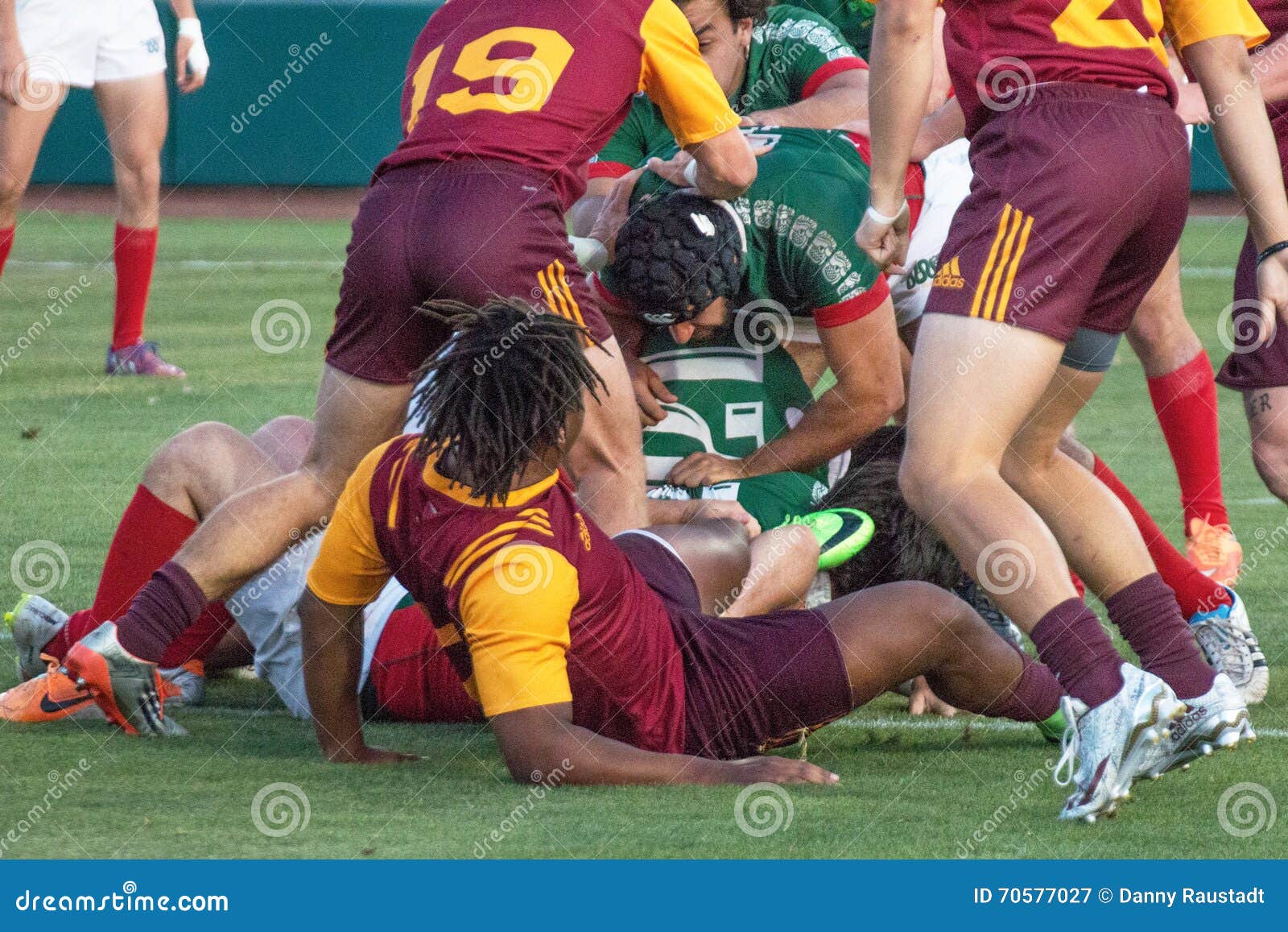Jogo de rugby fotografia editorial. Imagem de compita - 70577027