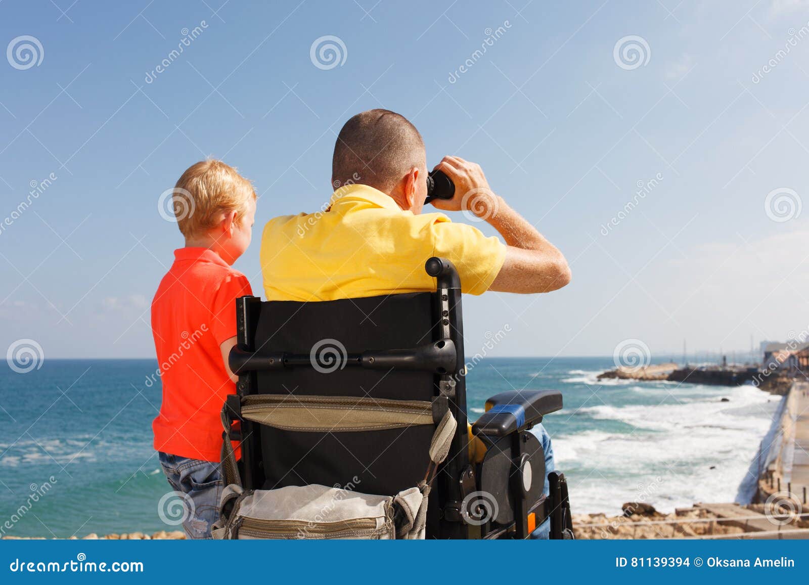 Jogo Deficiente Do Pai E Do Filho Com Binocular Foto de Stock - Imagem ... Jogo Deficiente Do Pai E Do Filho Com Binocular Foto de Stock - Imagem ...