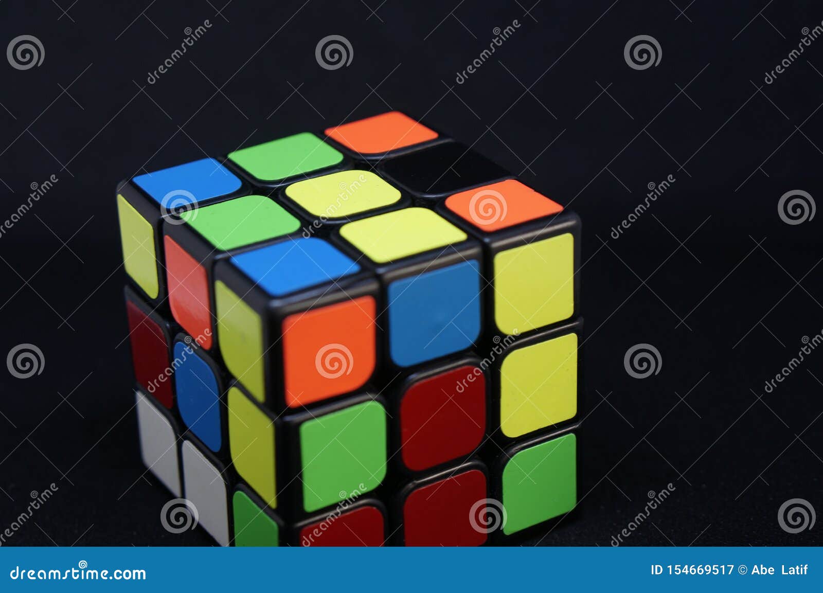 Jogo do cubo do rubik fotografia editorial. Imagem de caixa - 154669517