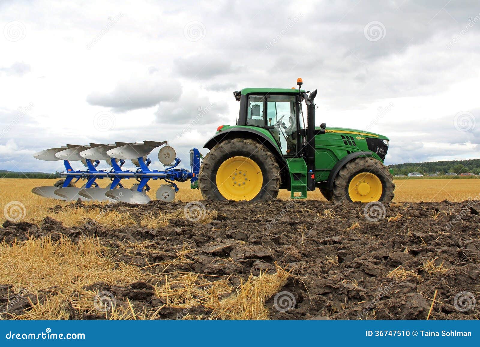 John Deere 6150M Tractor Mit Einem Pflug Auf Einem Feld Redaktionelles ...