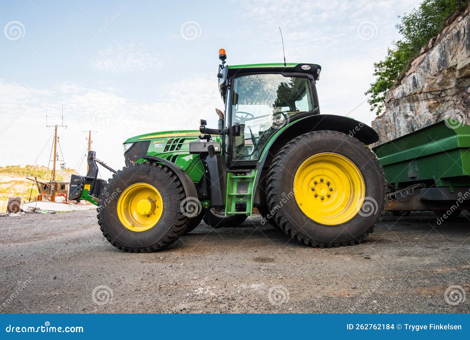 John Deere 6125 R Tractor Y Remolque. Imagen de archivo editorial ...