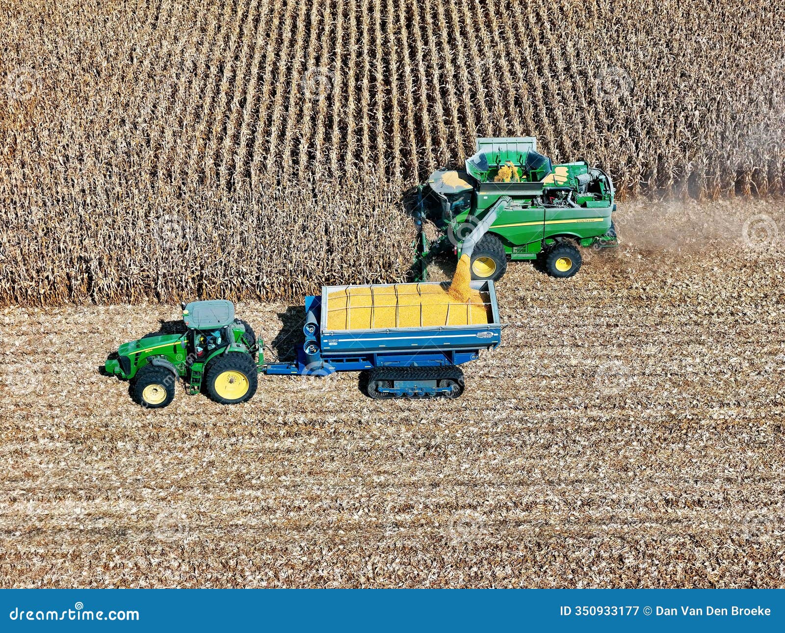 John Deere S780 Combine Offloading Corn into a Kinze 1050 Grain Cart ...