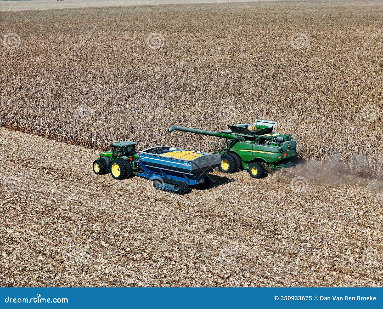 John Deere S780 Combine Offloading Corn into a Kinze 1050 Grain Cart ...