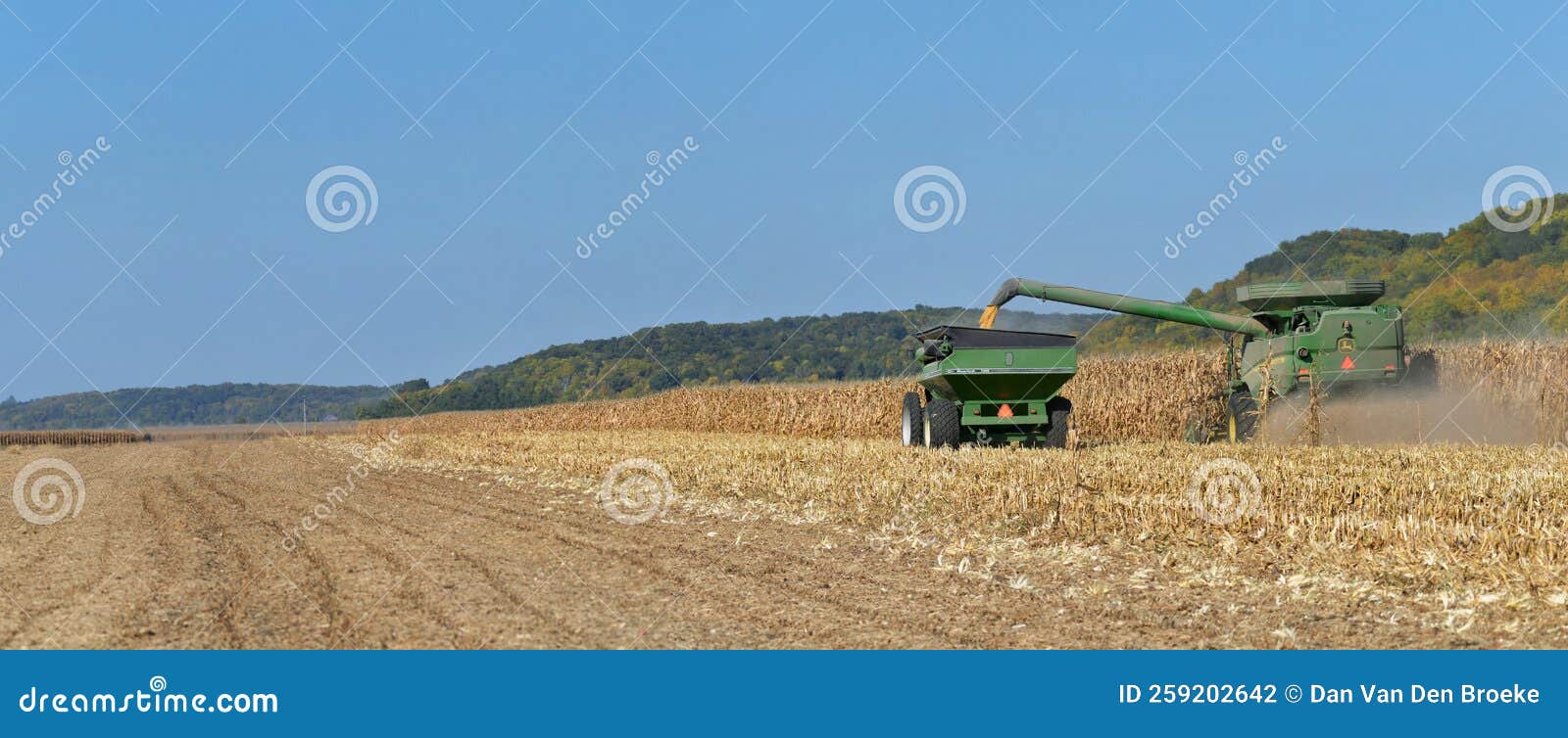 John Deere S660 Combine Unloading Corn into a Unverferth 7000 Grain ...