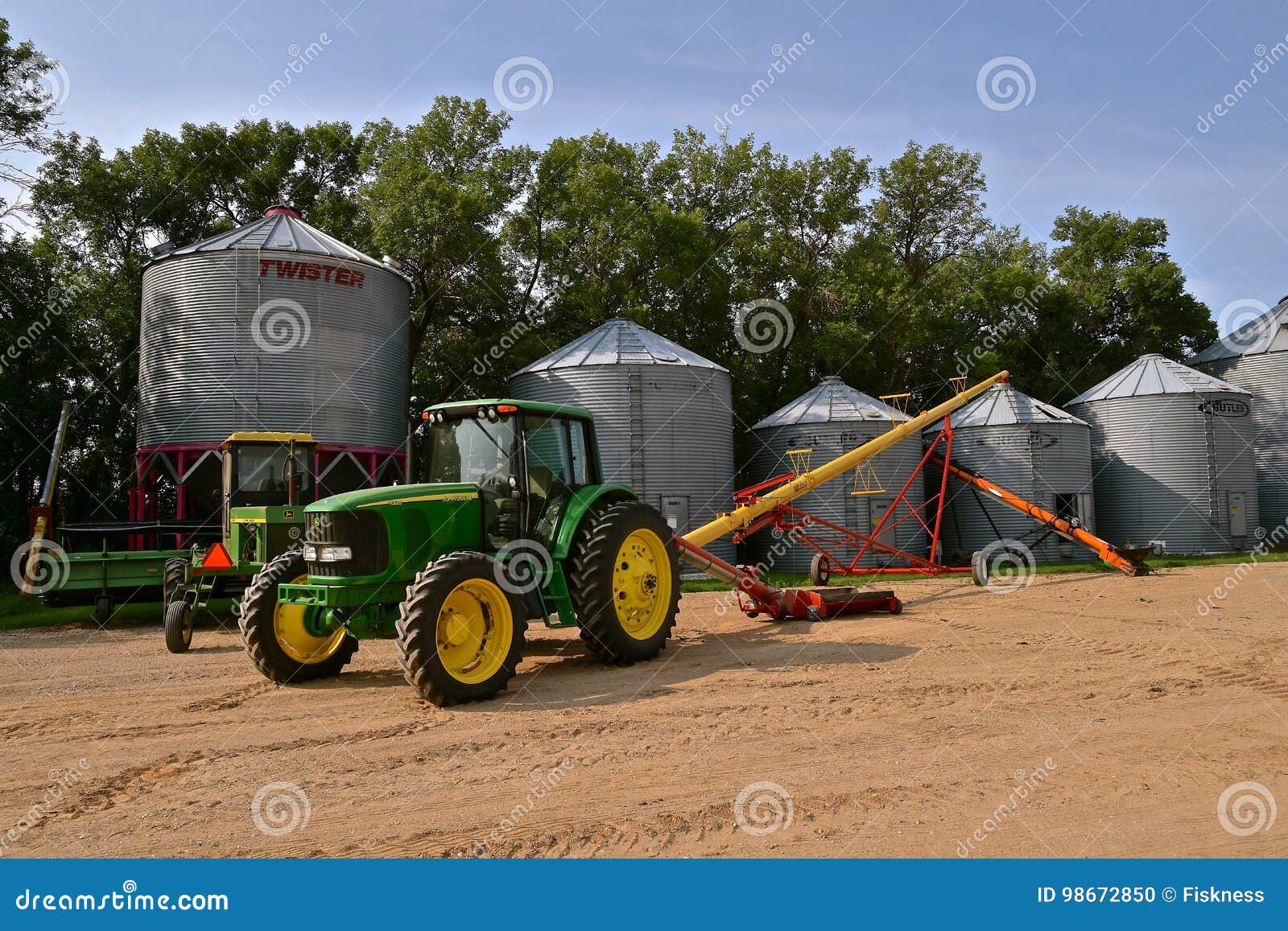 John Deere Tractor Hooked Up To an Elevator Editorial Image - Image of ...