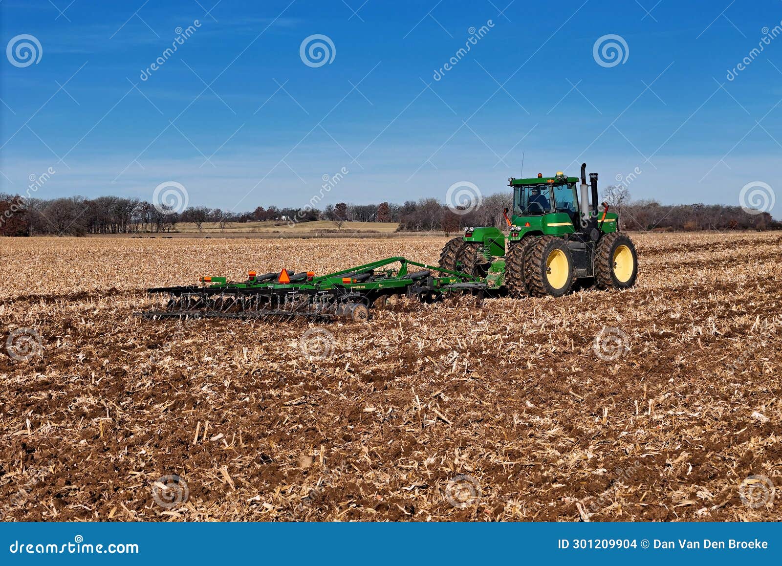John Deere 9220 Tractor Pulling a John Deere 512 Disk Ripper Editorial ...