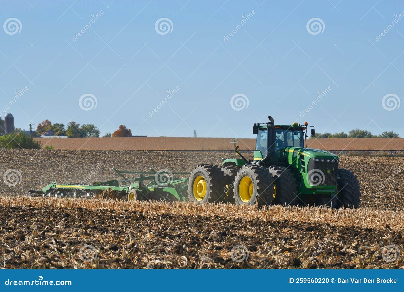 John Deere 9630 Tractor Pulling a John Deere 2720 Disk Ripper Editorial ...