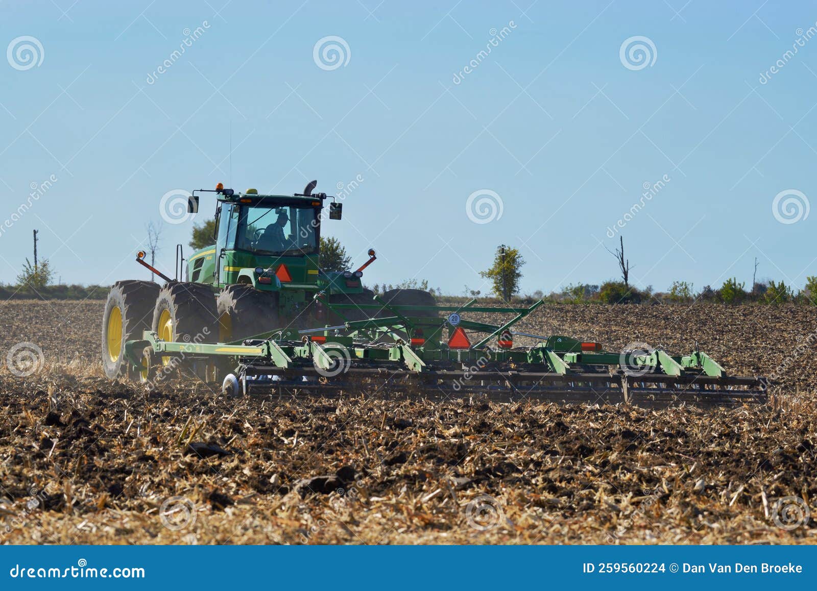 John Deere 9630 Tractor Pulling a John Deere 2720 Disk Ripper Editorial ...