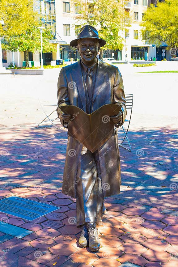 Johnny Mercer Statue imagem de stock editorial. Imagem de localizado ...