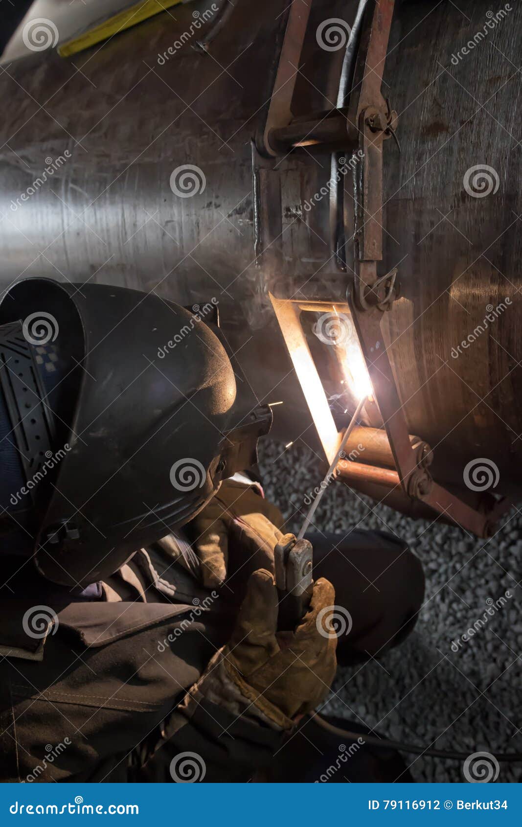 Jointing of Large Diameter Pipes Together Using a Chain of Centralizer ...