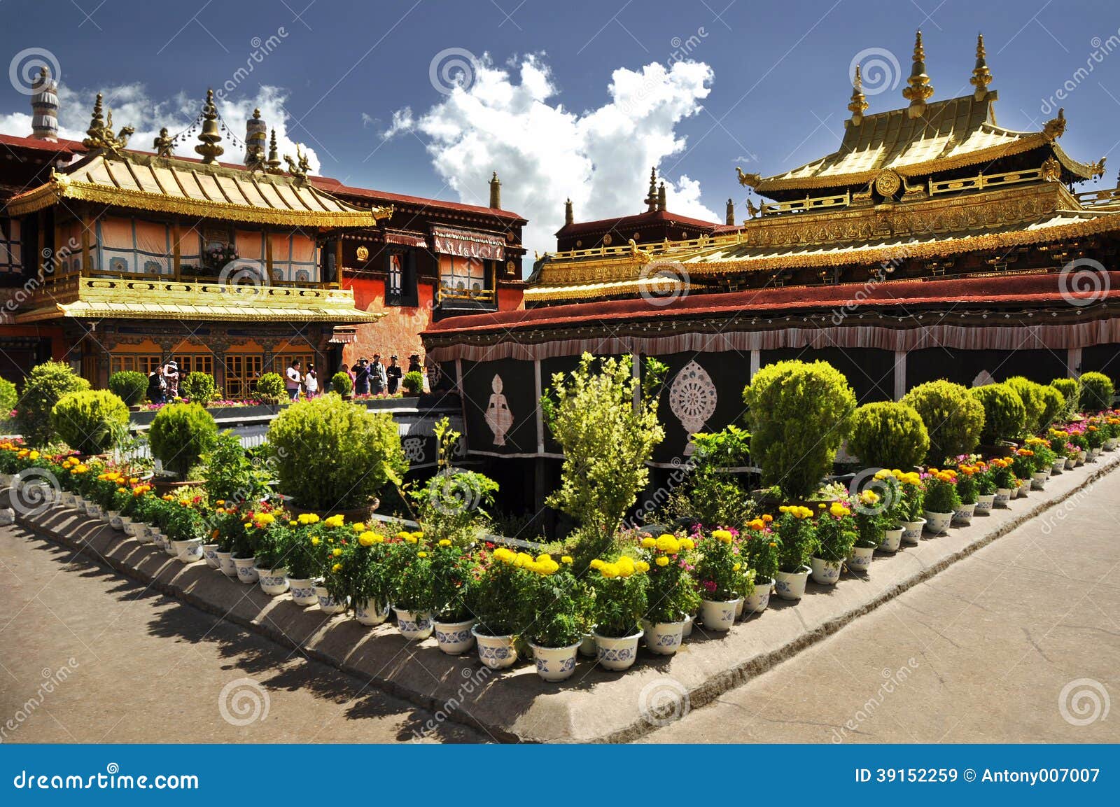Jokhang Temple editorial stock image. Image of perspective - 39152259