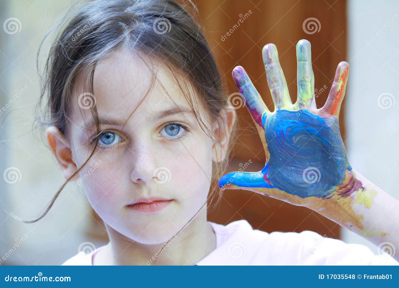 Joli Enfant Avec La Peinture Photo stock - Image du bleu, expression ...