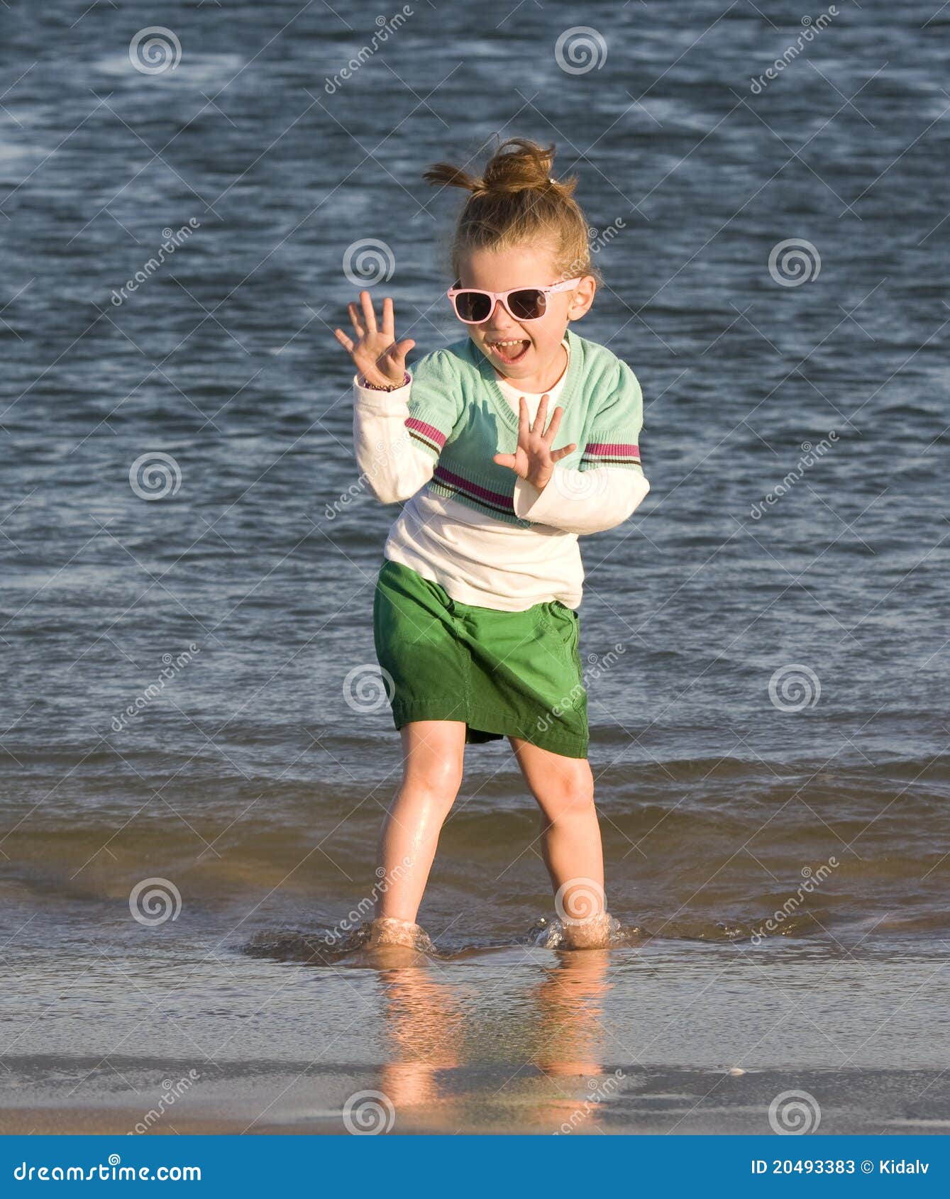 Joli enfant sur la plage image stock. Image du plage - 20493383