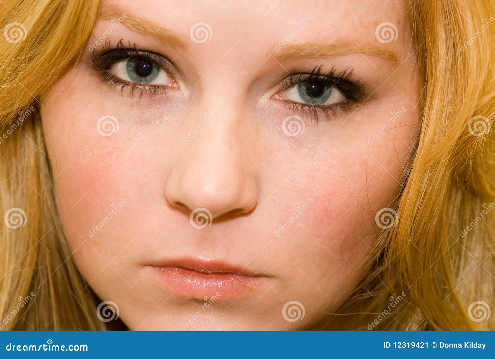 Joli femme image stock. Image du bleu, blanc, visage - 12319421