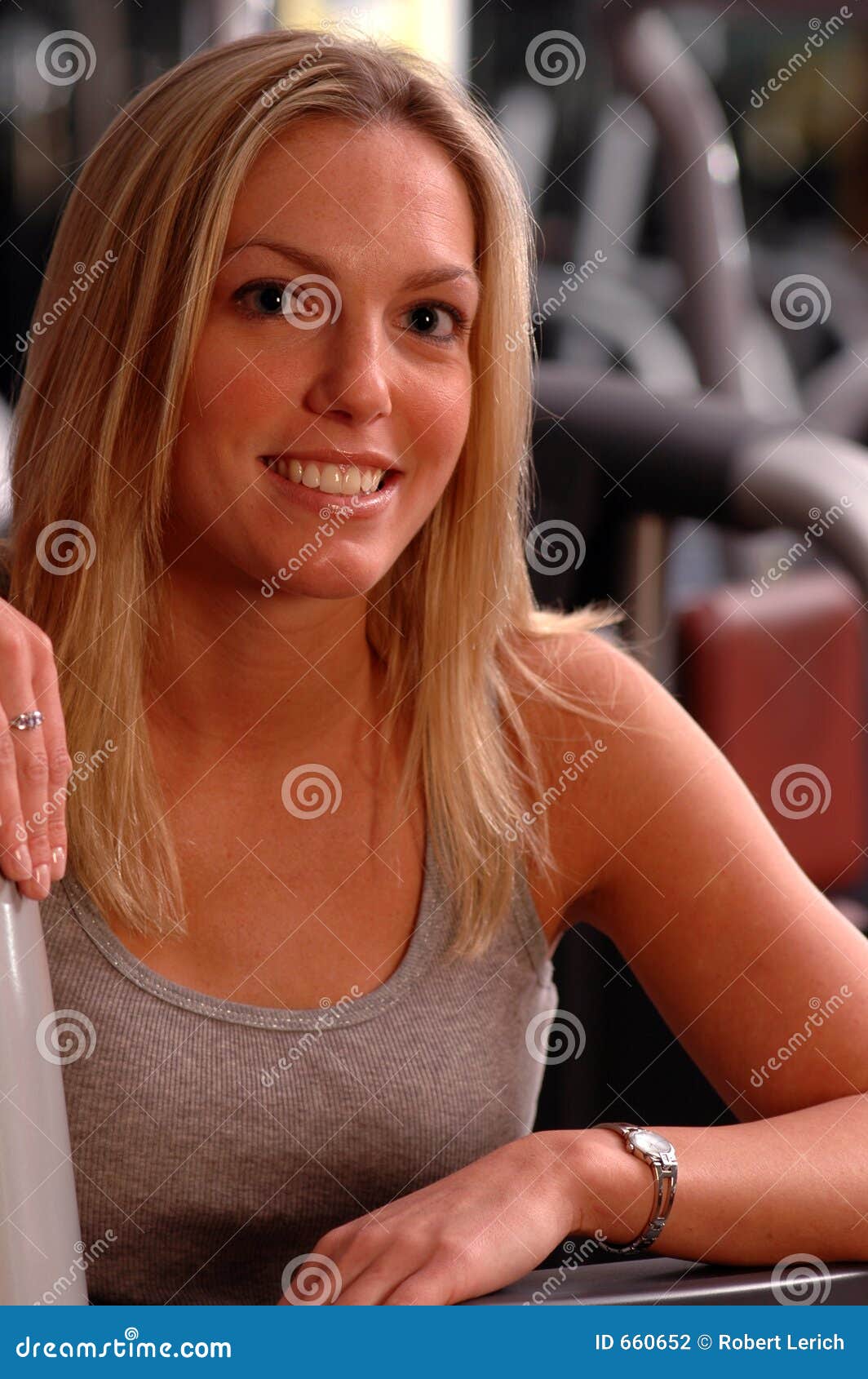 Joli Femme Au Centre De Forme Physique Photo stock - Image du sexuel ...