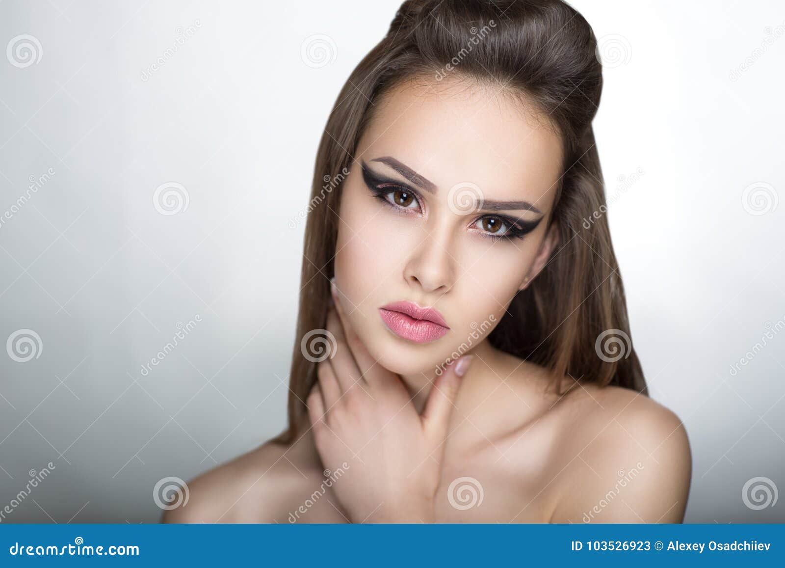 Joli visage de femme image stock. Image du obstruction - 103526923