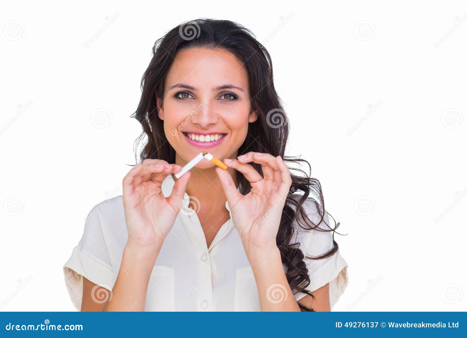 Jolie Brune Cassant Une Cigarette Image stock - Image du coupure ...