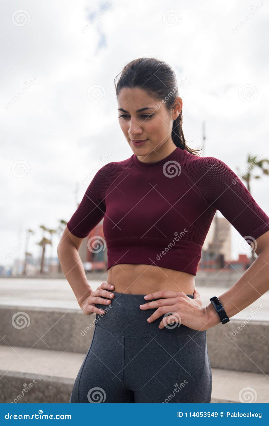 Jolie Brune De Forme Physique Avec Des Mains Sur Des Hanches Image ...