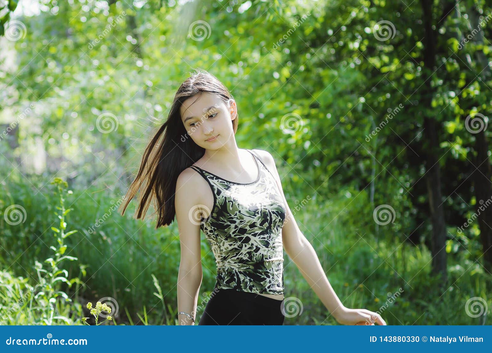 Jolie Brune De Ladolescence De Fille Avec De Longs Cheveux Sur Un Fond